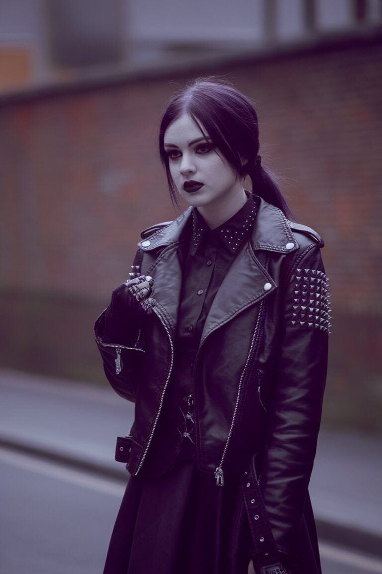 Difference Between Goth and Grunge - Gloomy Girlz