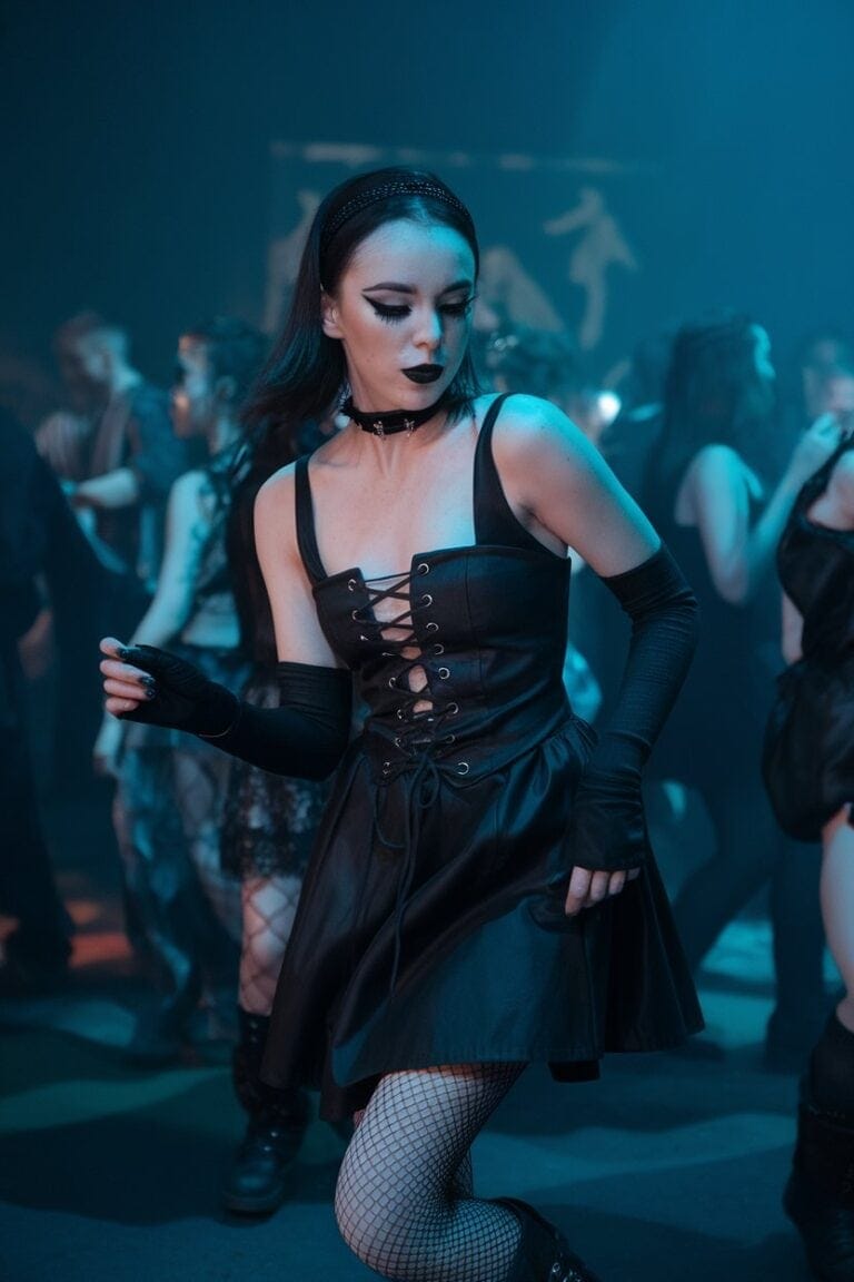 Difference Between Goth and Grunge - Gloomy Girlz