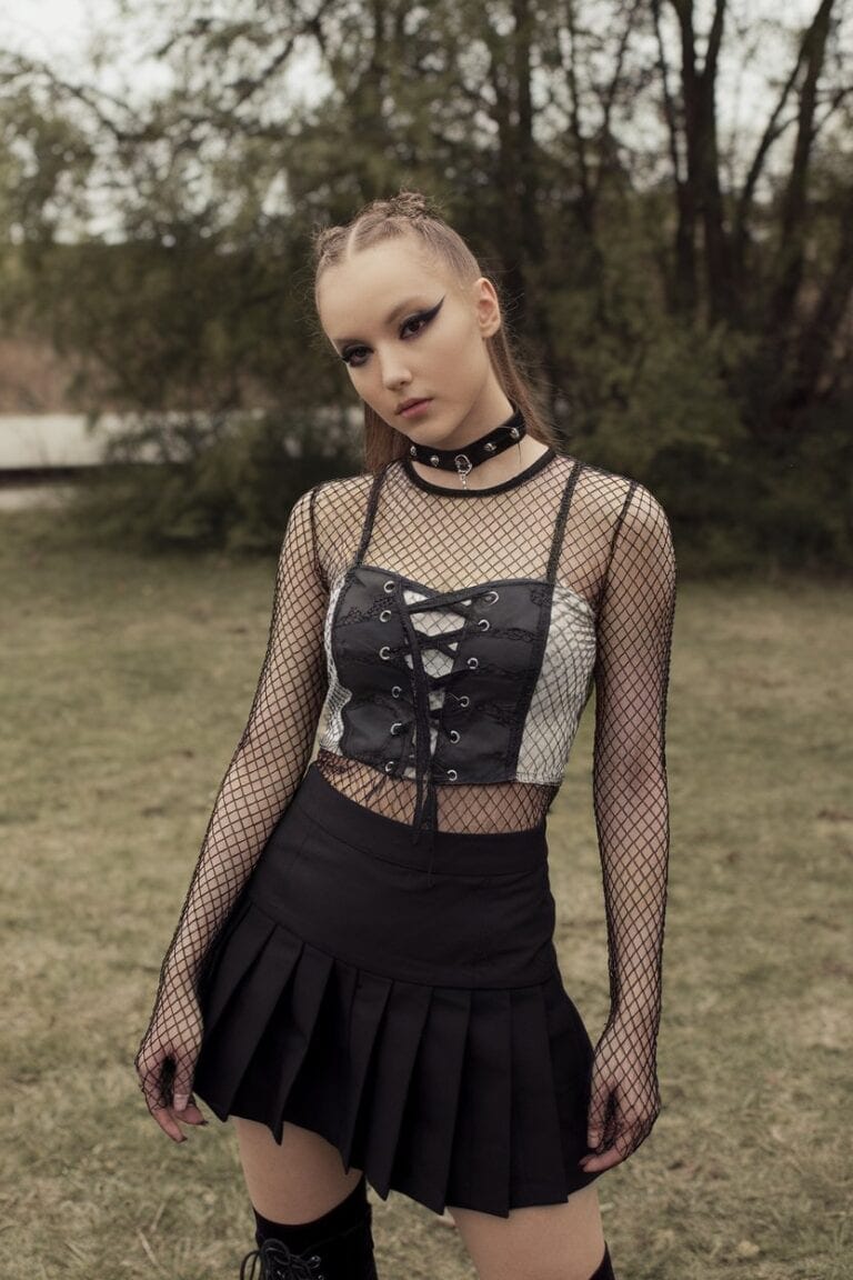 45 Edgy Outfit Ideas for Women - Gloomy Girlz