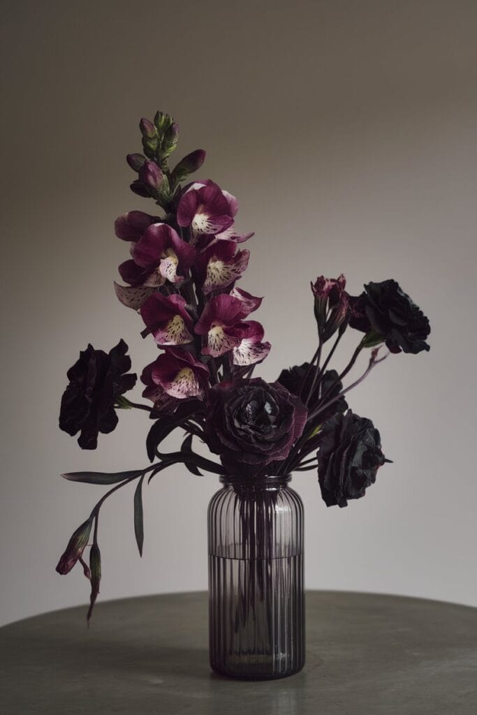 28 Goth Flower Combinations - Gloomy Girlz