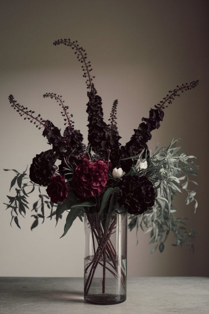 28 Goth Flower Combinations - Gloomy Girlz