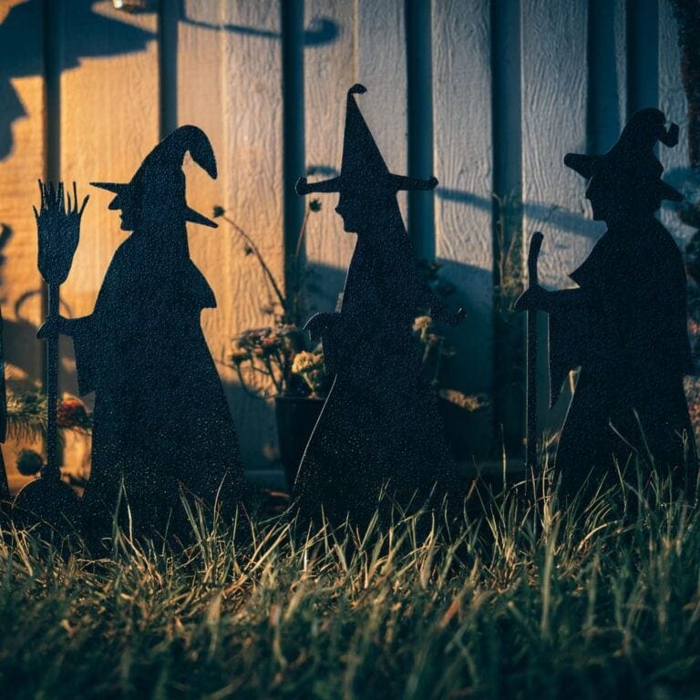 30 Outdoor Witch Decoration Ideas - Gloomy Girlz