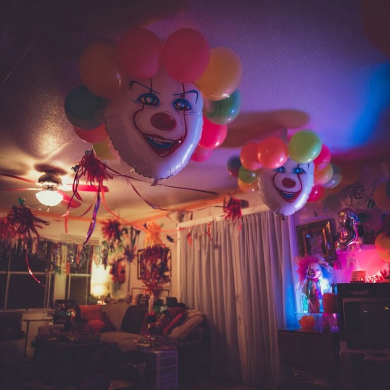 40 Halloween Party Décor Ideas - Gloomy Girlz