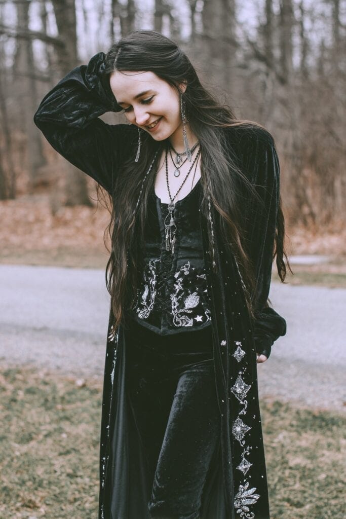 30 Witchy Outfit Ideas For Fall - Gloomy Girlz